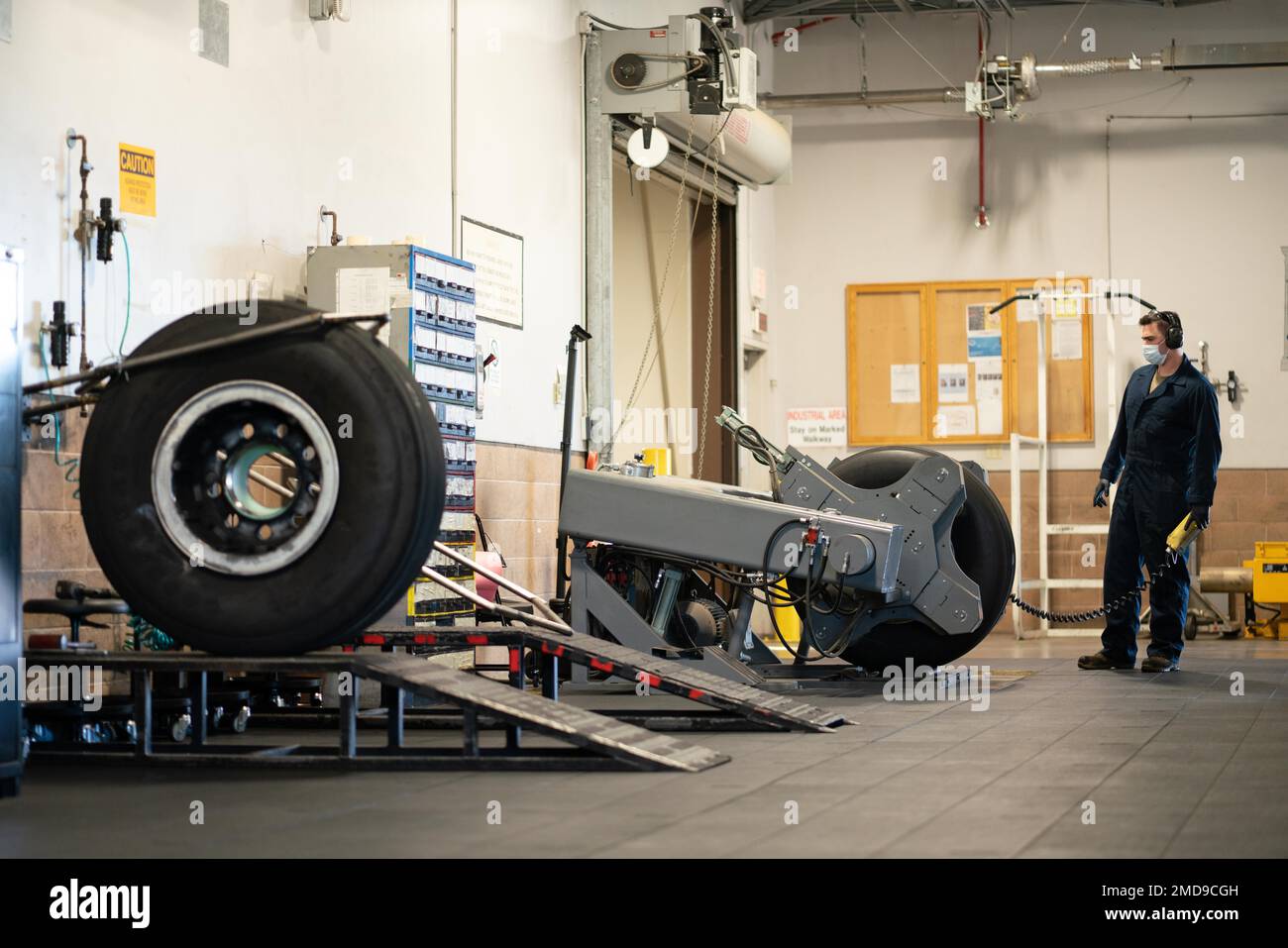 ÉTATS-UNIS L’avionique Christopher Tyrrell, membre de l’équipe des ...