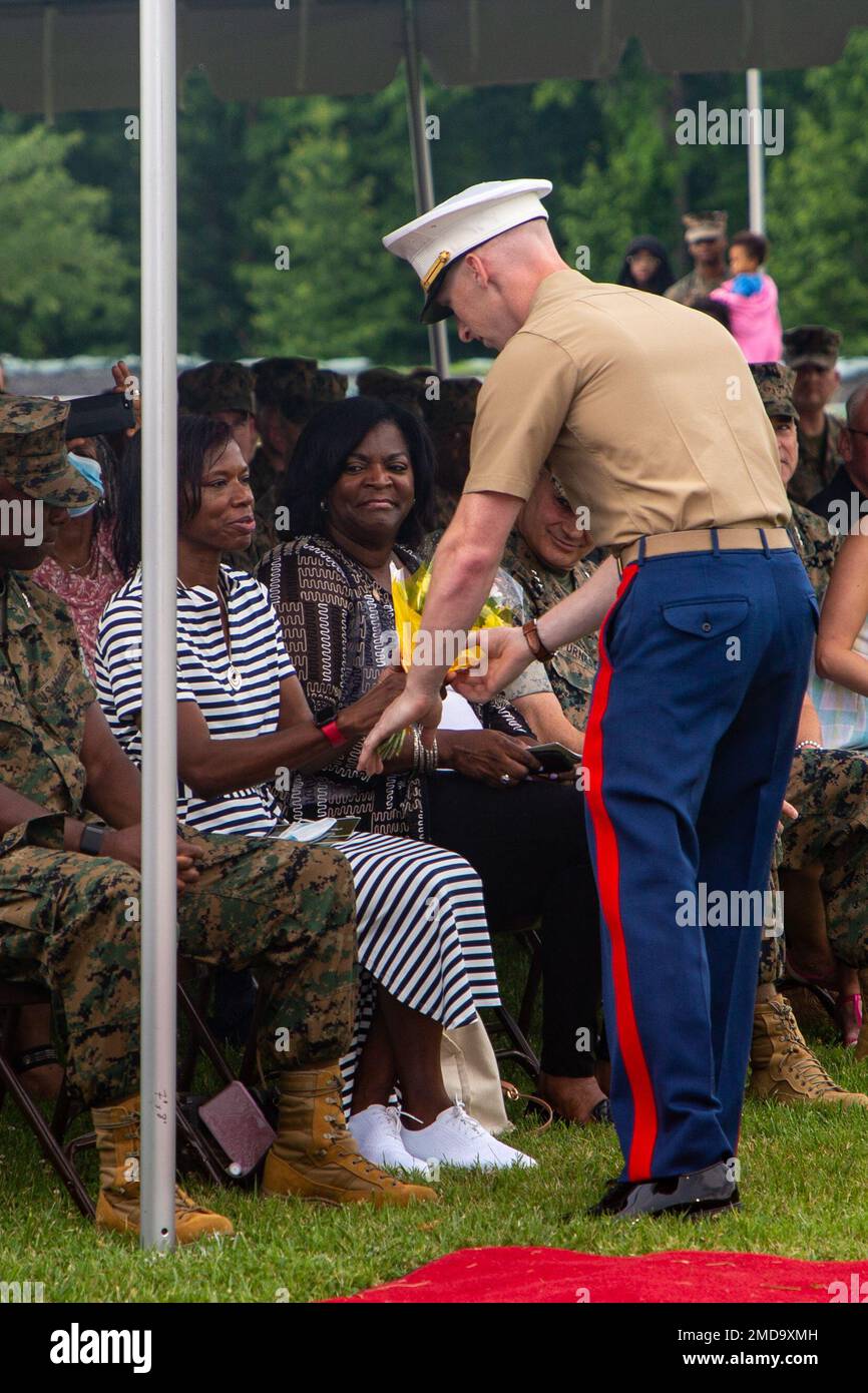 Nakpangi McClam, épouse du colonel Reginald J. McClam, reçoit des ...