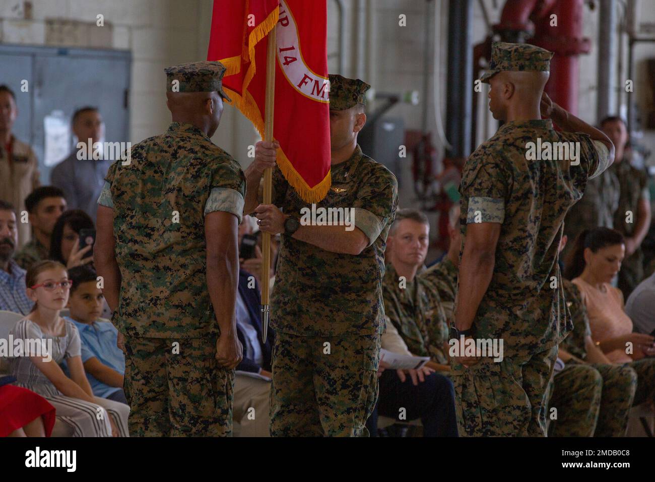 ÉTATS-UNIS Le colonel Marlin D. Williams, à gauche, passe les couleurs ...