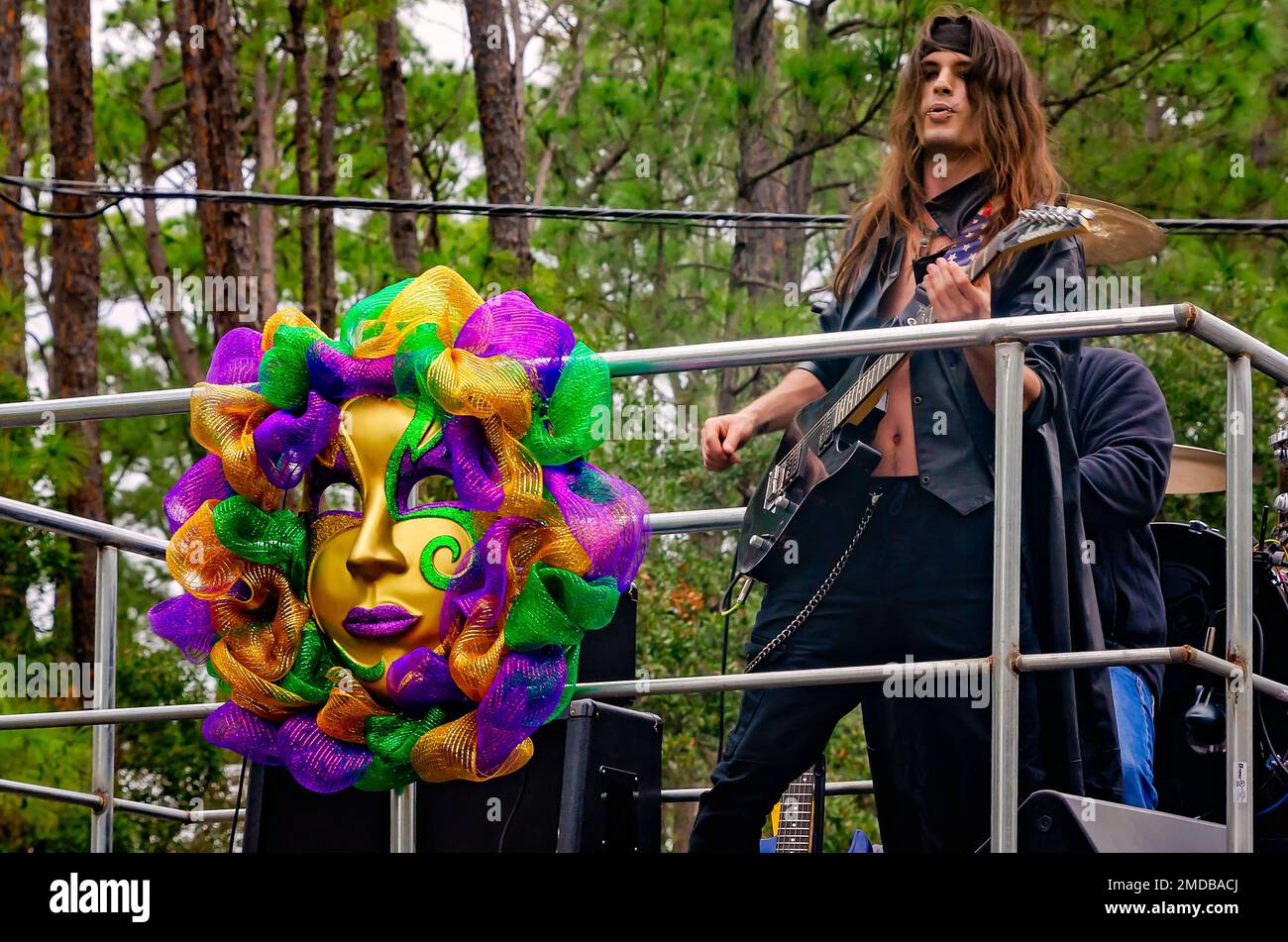 Le Cecil Blue Band se produit sur un flotteur Mardi gras lors du défilé ...