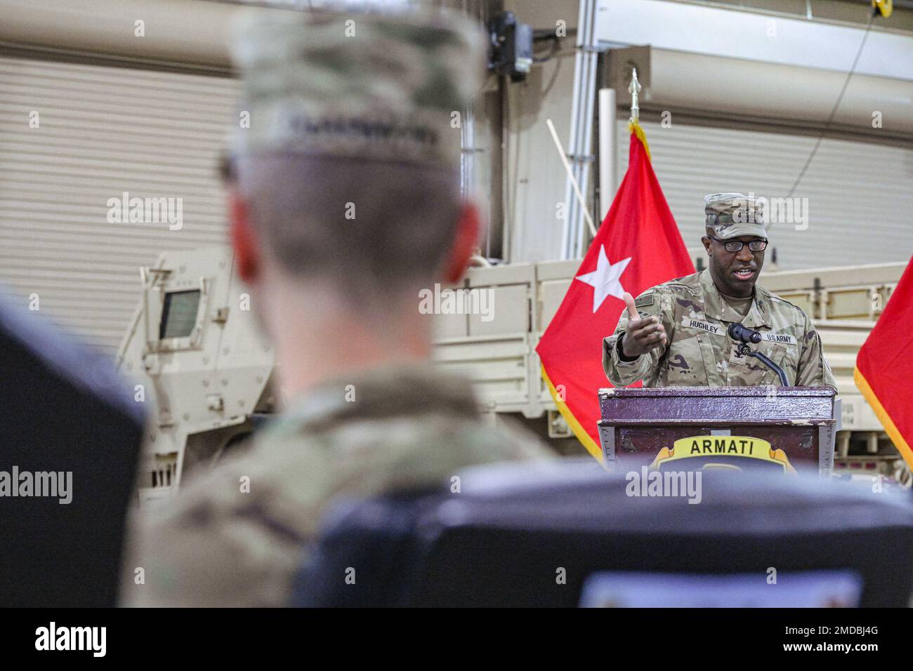Le colonel Anthony E. Hughley salue le travail de son équipe. Les ...