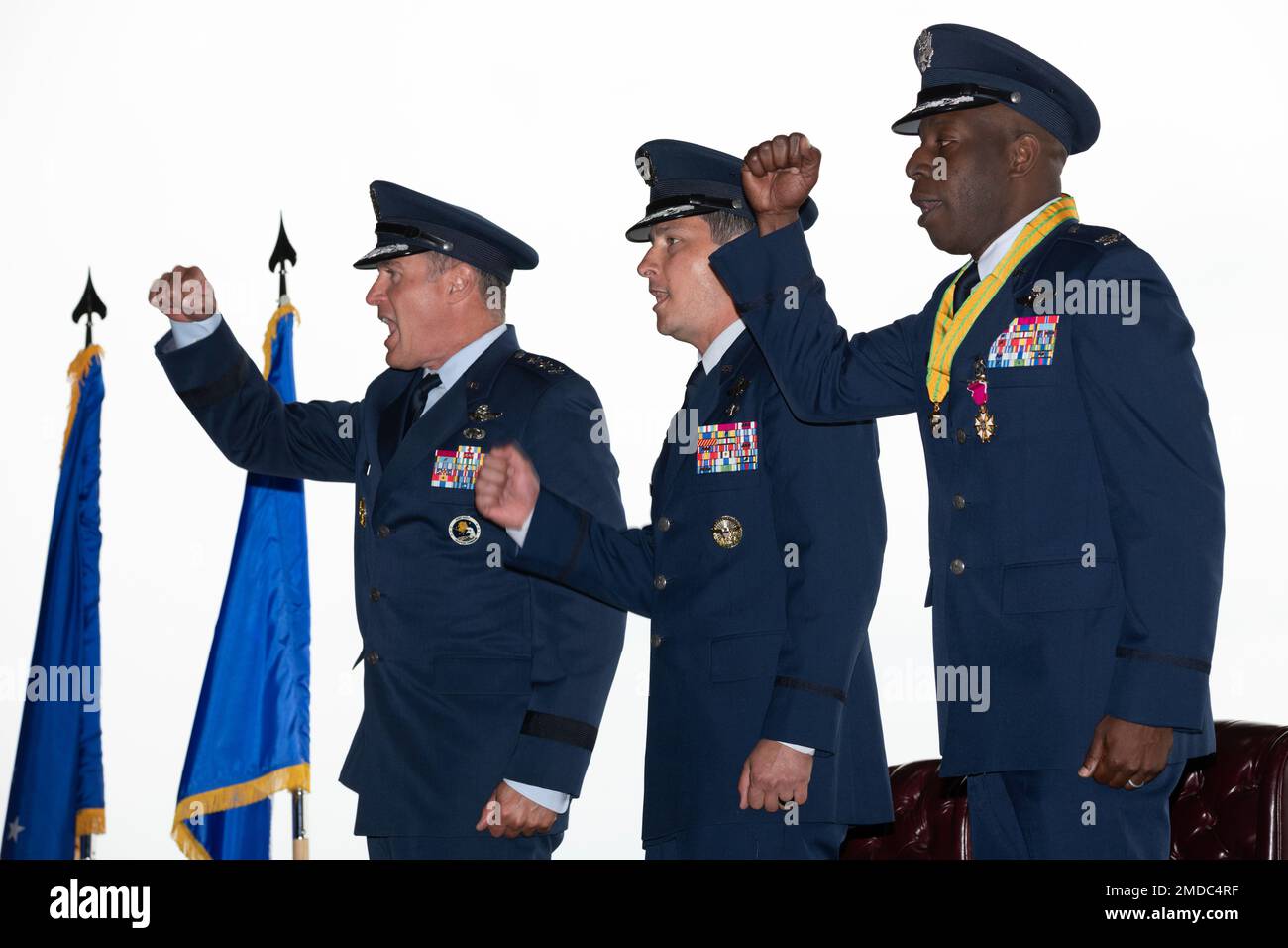 De gauche à droite, États-Unis Le lieutenant-général de la Force ...