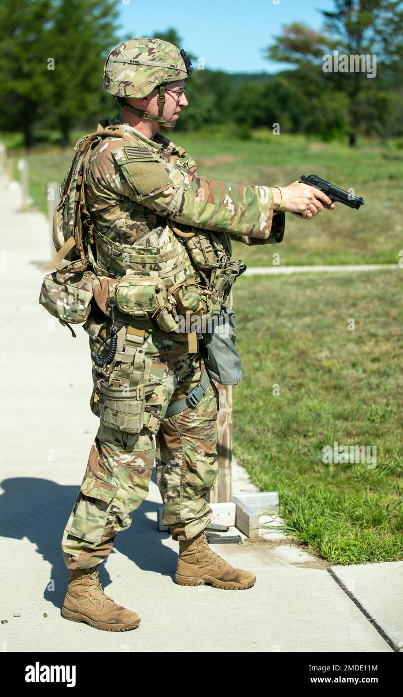 Le Maj Travis Holt, officier de signalisation du Groupe de soutien ...