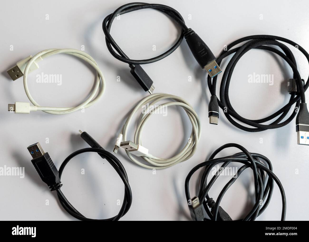 Différents types de ports différents de câbles de charge Photo Stock ...