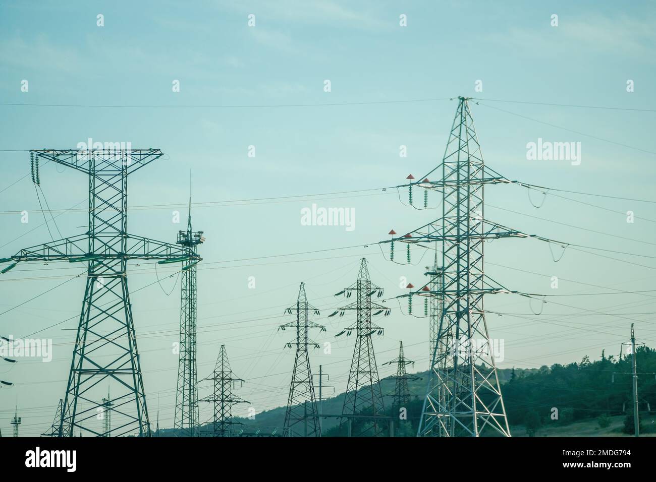 Support de ligne électrique avec fils pour la transmission de l'électricité. Tour de grille ...
