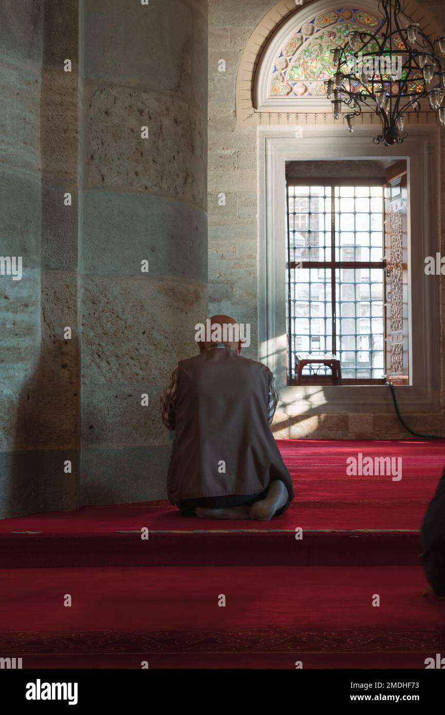 Photo verticale islamique. Un homme musulman aîné priant dans la ...