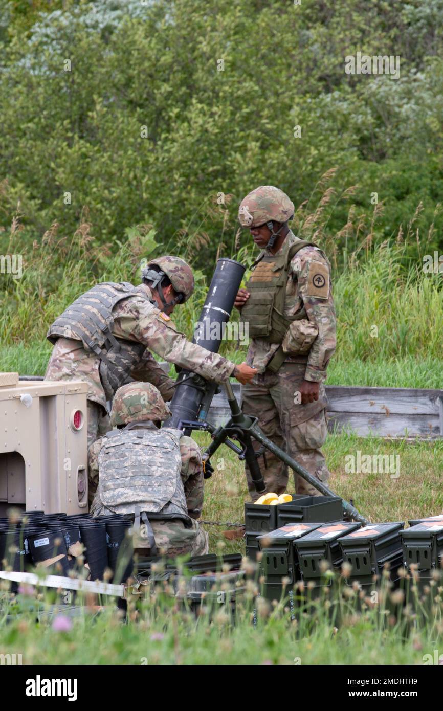 Les soldats de l'armée des États-Unis affectés au 1st Escadron, 102nd ...