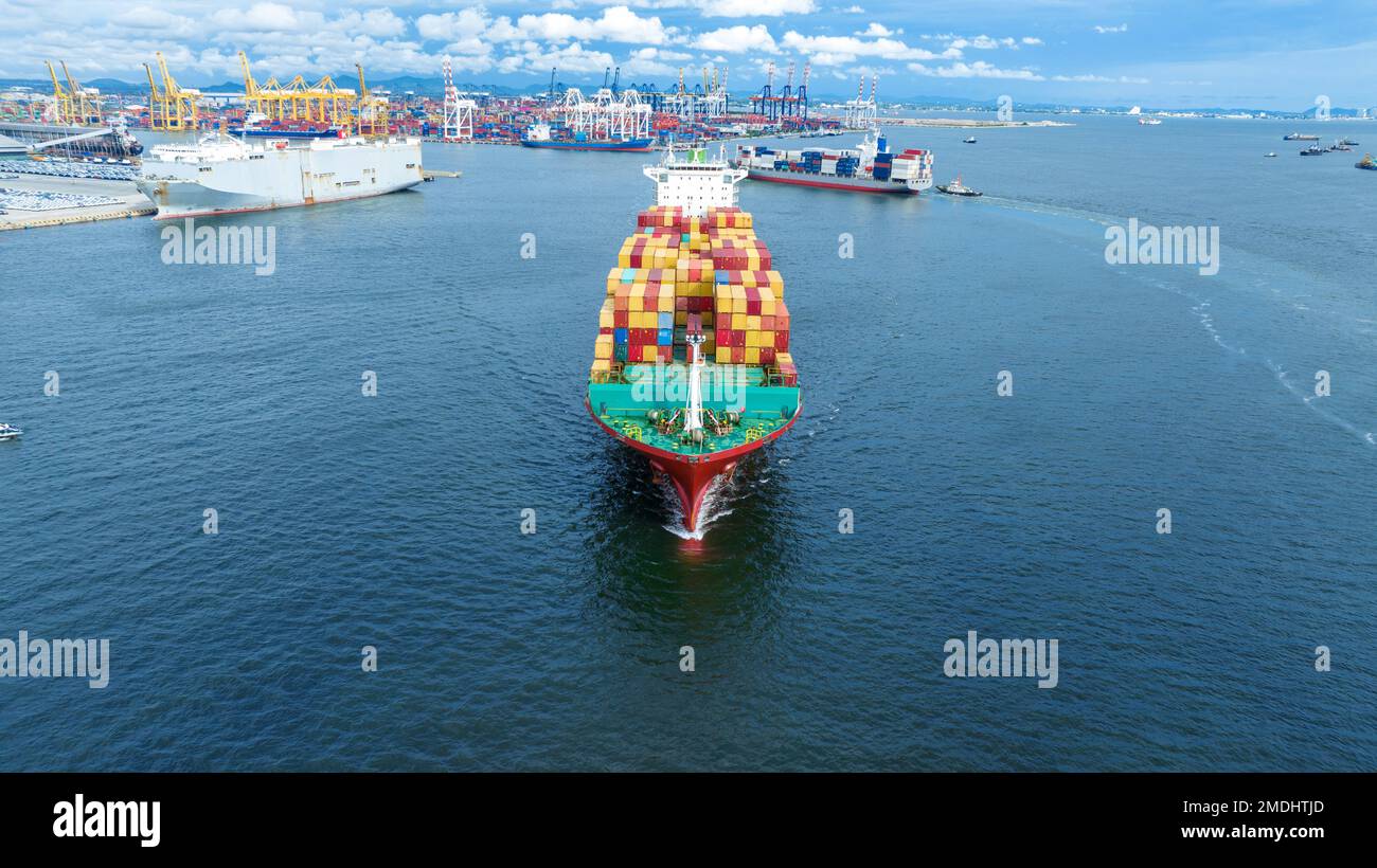 cargo maritime navire avec contrail dans l'océan navire transportant le ...