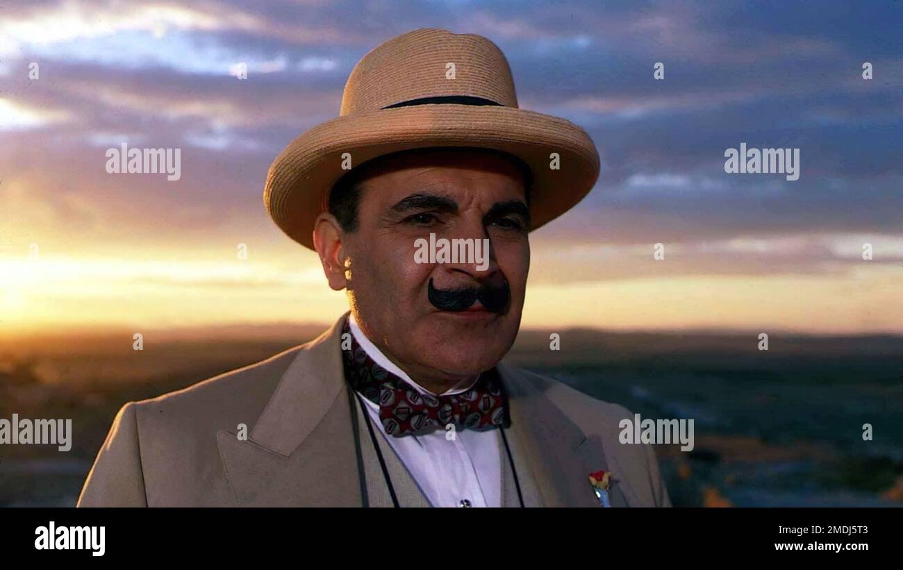 DAVID SUCHET dans AGATHA CHRISTIE'S POIROT (1989), dirigé par EDWARD ...