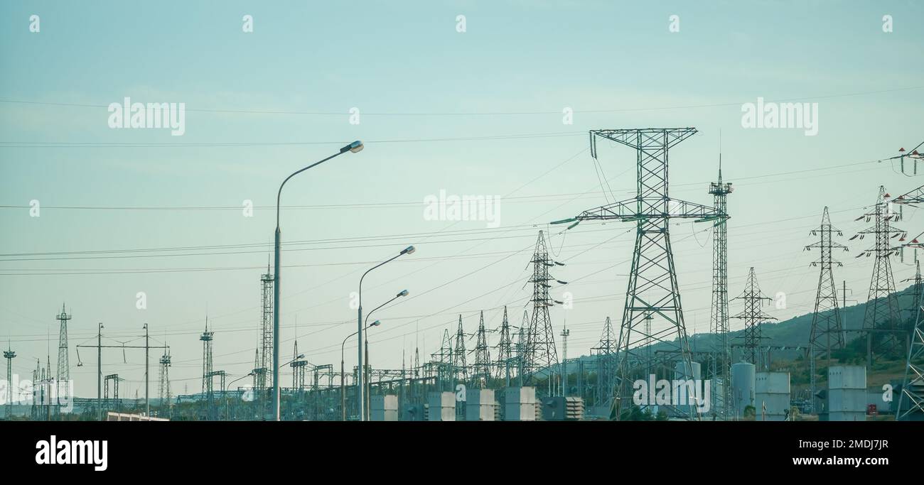 Support de ligne électrique avec fils pour la transmission de l'électricité. Tour de grille ...