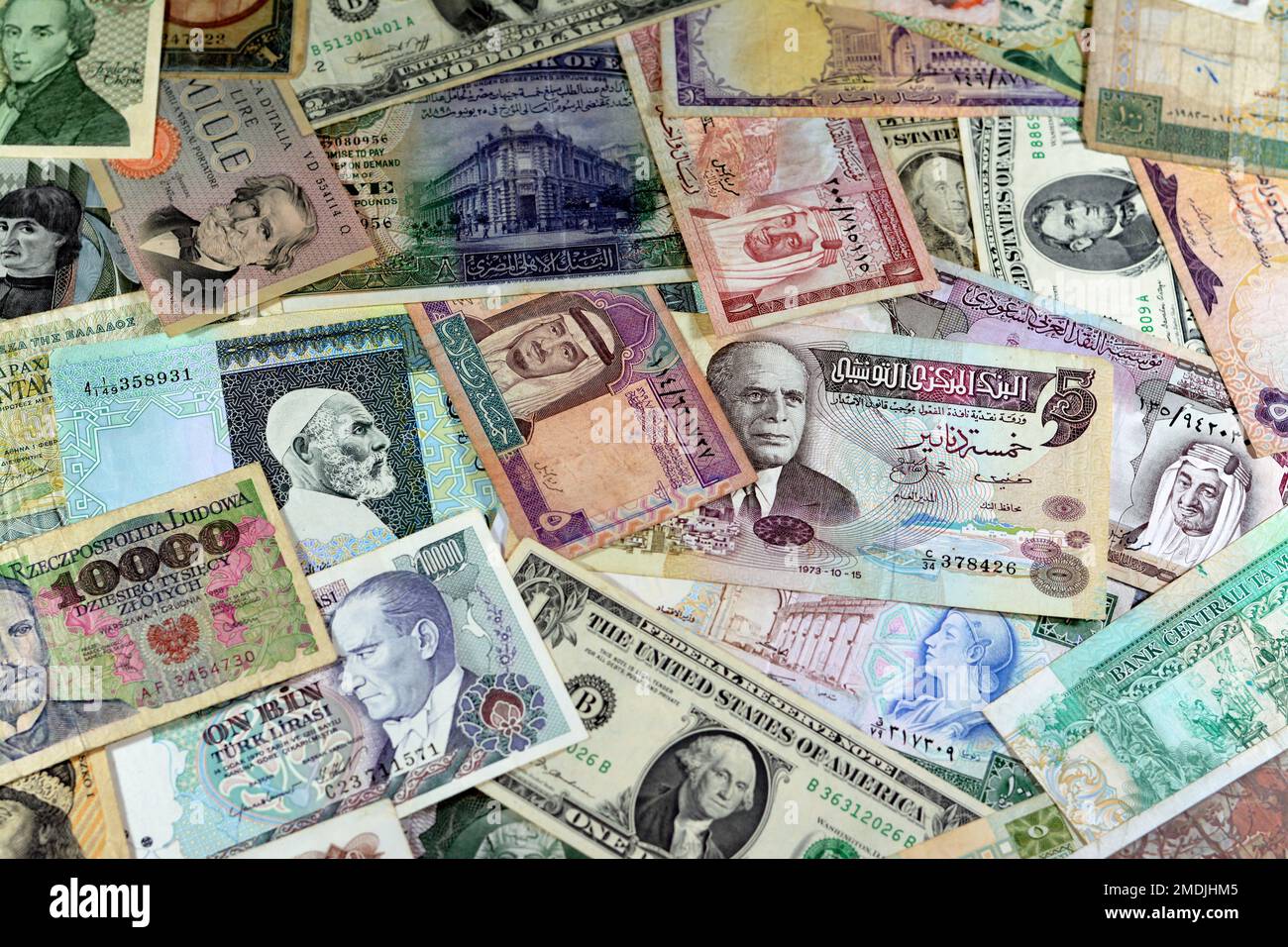 divers vieux billets en espèces de différents pays du monde, pile de ...