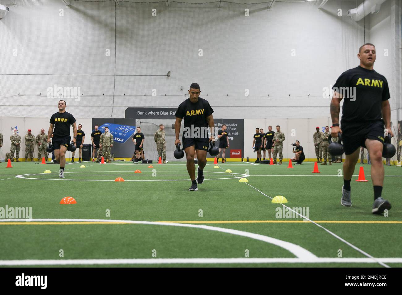Les concurrents participent à l'épreuve de sprint-drag-carry de l'Army ...