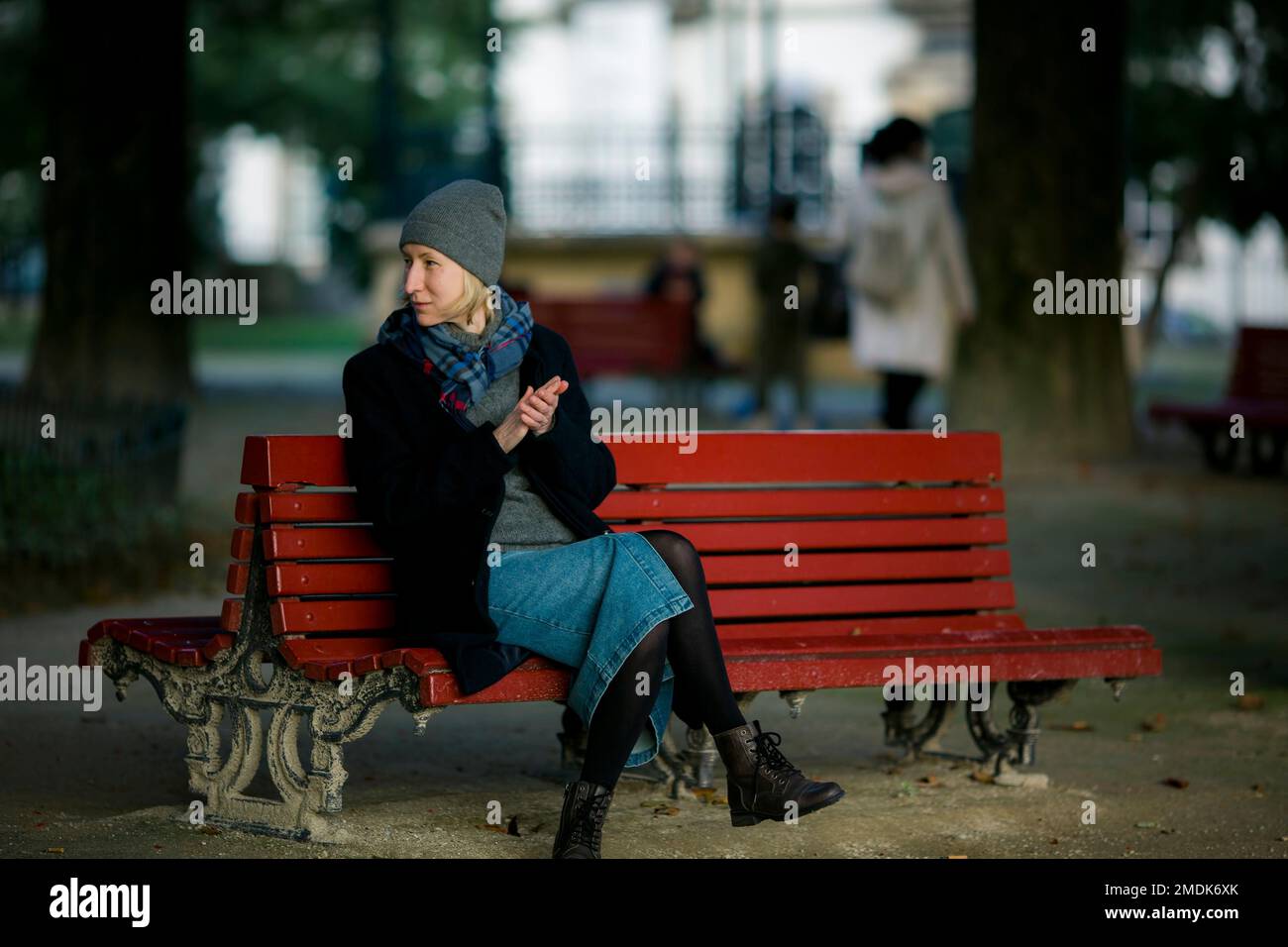 Vieille Dame Assise Sur Un Banc Banque De Photographies Et Dimages à