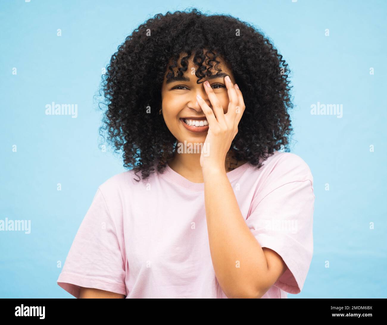 Mains sur le visage femme Banque de photographies et d’images à haute ...