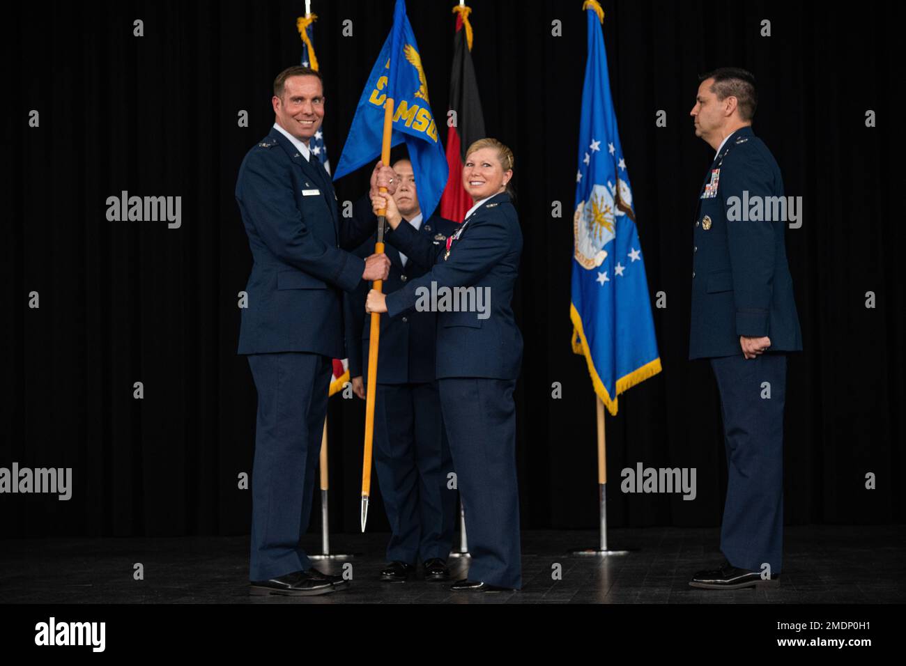 Le colonel Betsy Ross, au centre, commandant sortant du groupe de ...