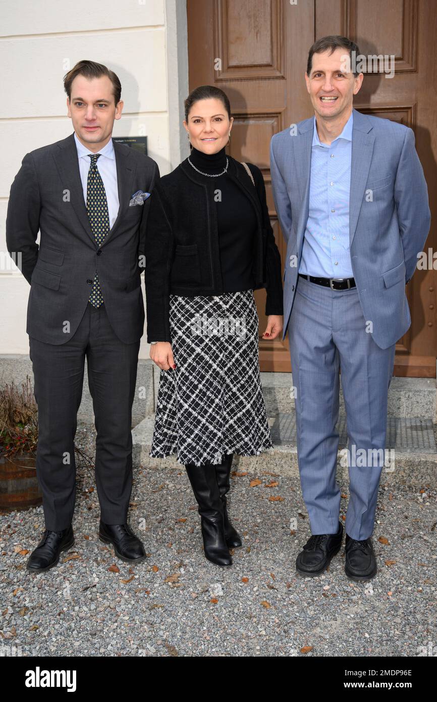 La princesse Victoria est accueillie par le directeur général Per Olsson Fridh et Daniel Shapiro ...