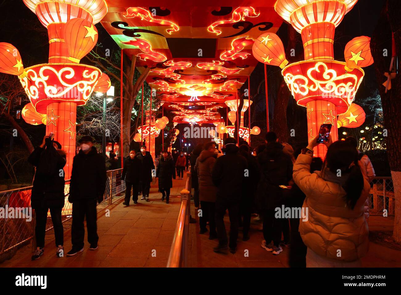 JINAN, CHINE - le 22 JANVIER 2023 - les résidents et les touristes ...
