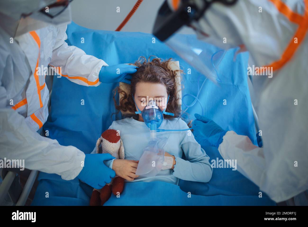 Gros plan d'une petite fille atteinte d'une maladie infectieuse qui se ...