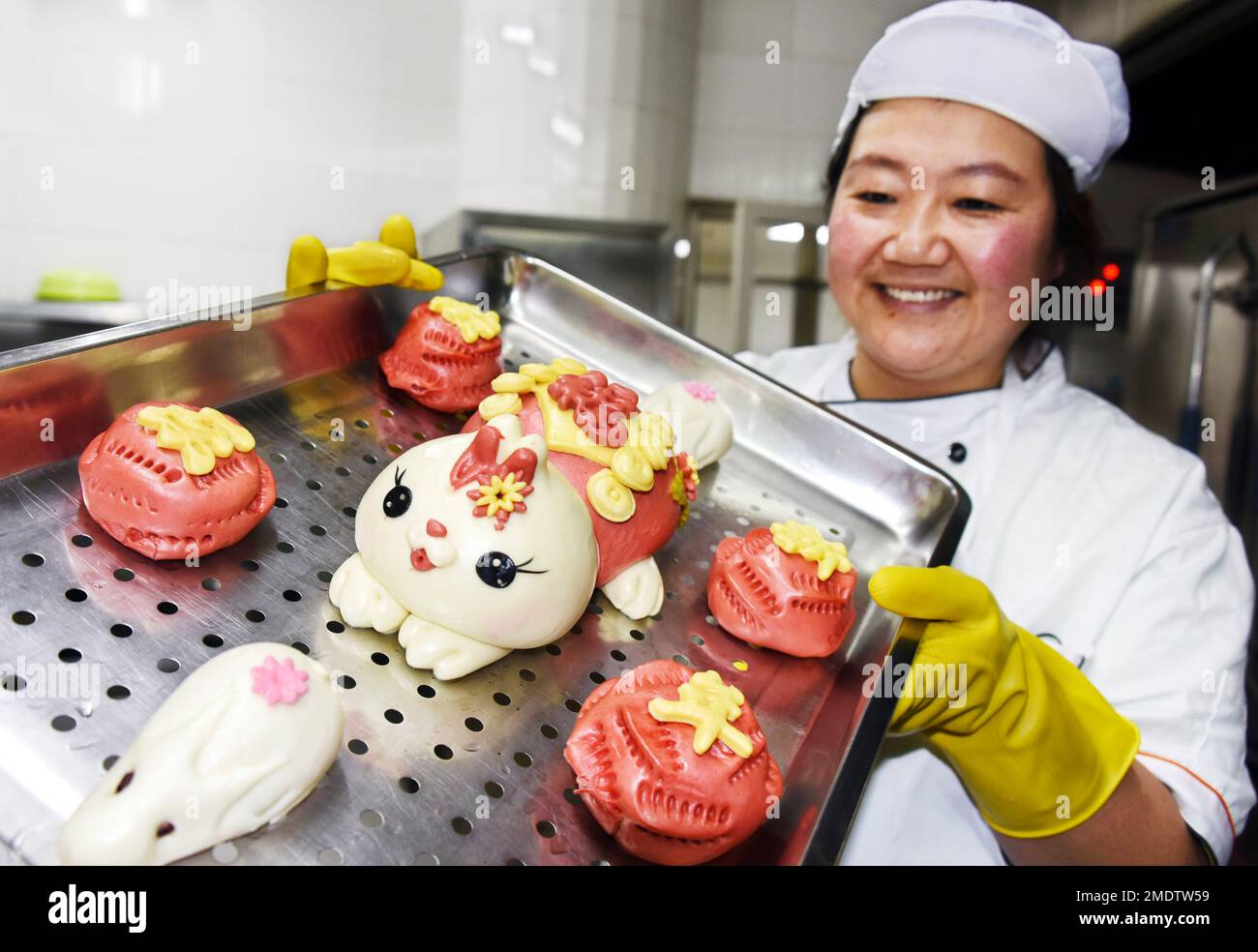 Qingdao, province chinoise de Shandong. 18th janvier 2023. Un cuisinier ...