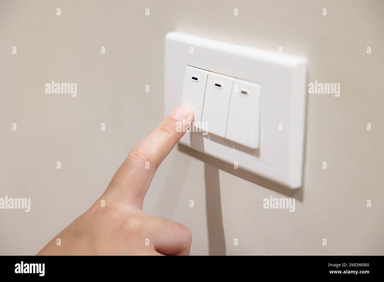 les gens appuient sur l'interrupteur de lumière pour éteindre la ... les gens appuient sur l'interrupteur de lumière pour éteindre la ...
