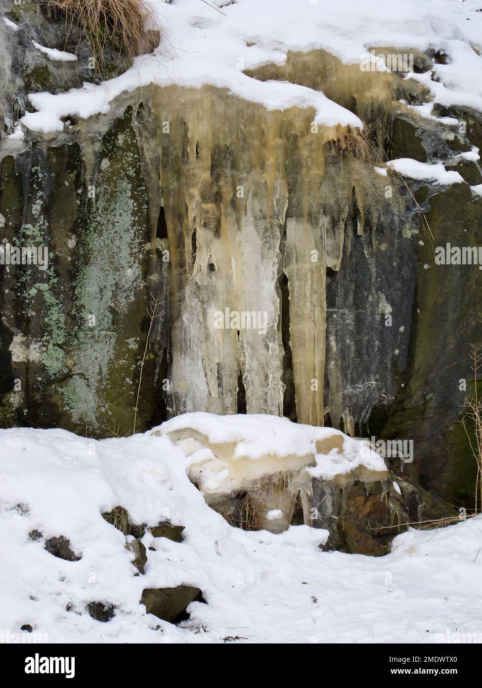 Eau qui a coulé le long de la pierre et qui a gelé dans de puissantes ...
