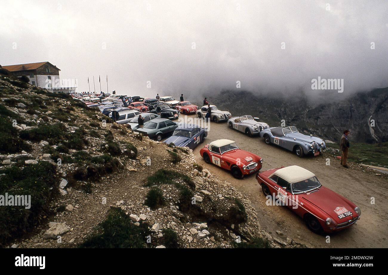 Voitures au sommet du col du Stelvio lors du rallye de marathon Pirelli ... Voitures au sommet du col du Stelvio lors du rallye de marathon Pirelli ...