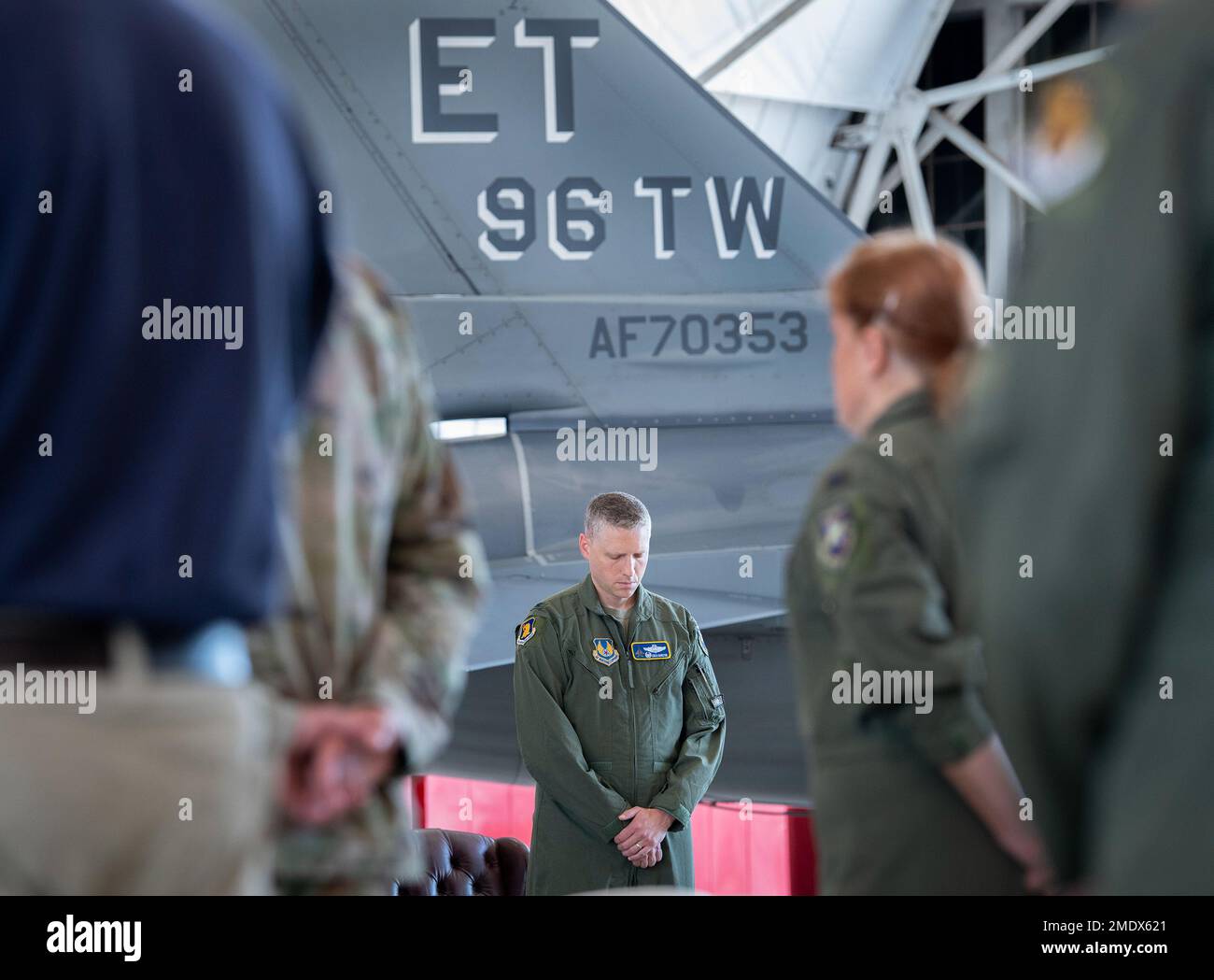 Le colonel Tucker Hamilton se tient pendant un moment de prière à la ...