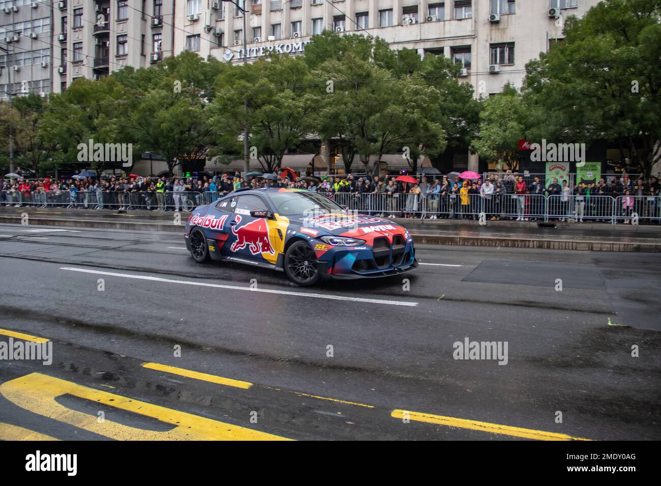 Véhicule de sport Red-Bull de course dans les rues de la ville, conduit ...
