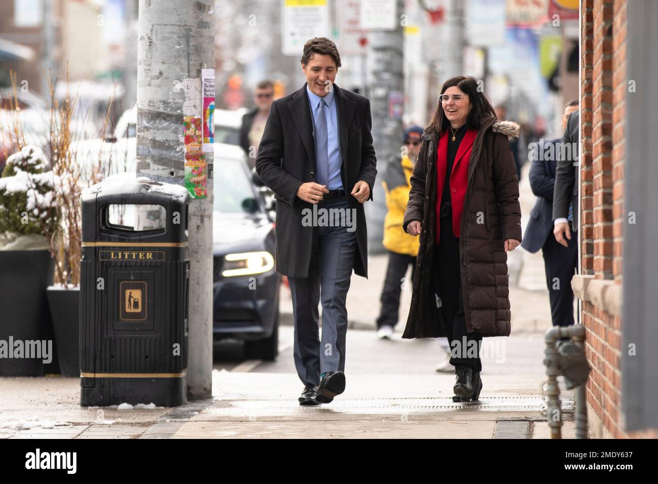 Le premier ministre Justin Trudeau descend la rue avec Filomena Tassi ...