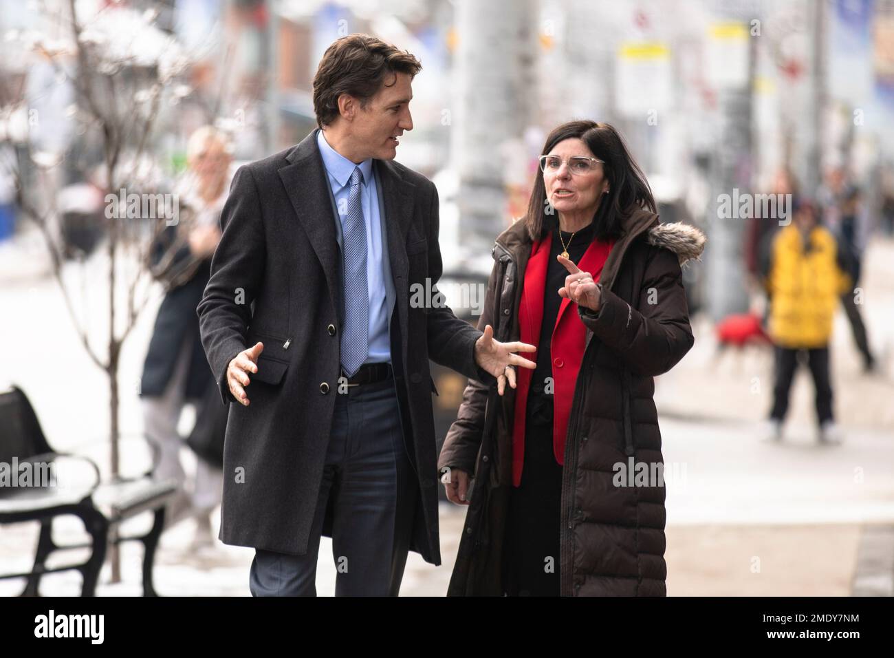 Le premier ministre Justin Trudeau descend la rue avec Filomena Tassi ...