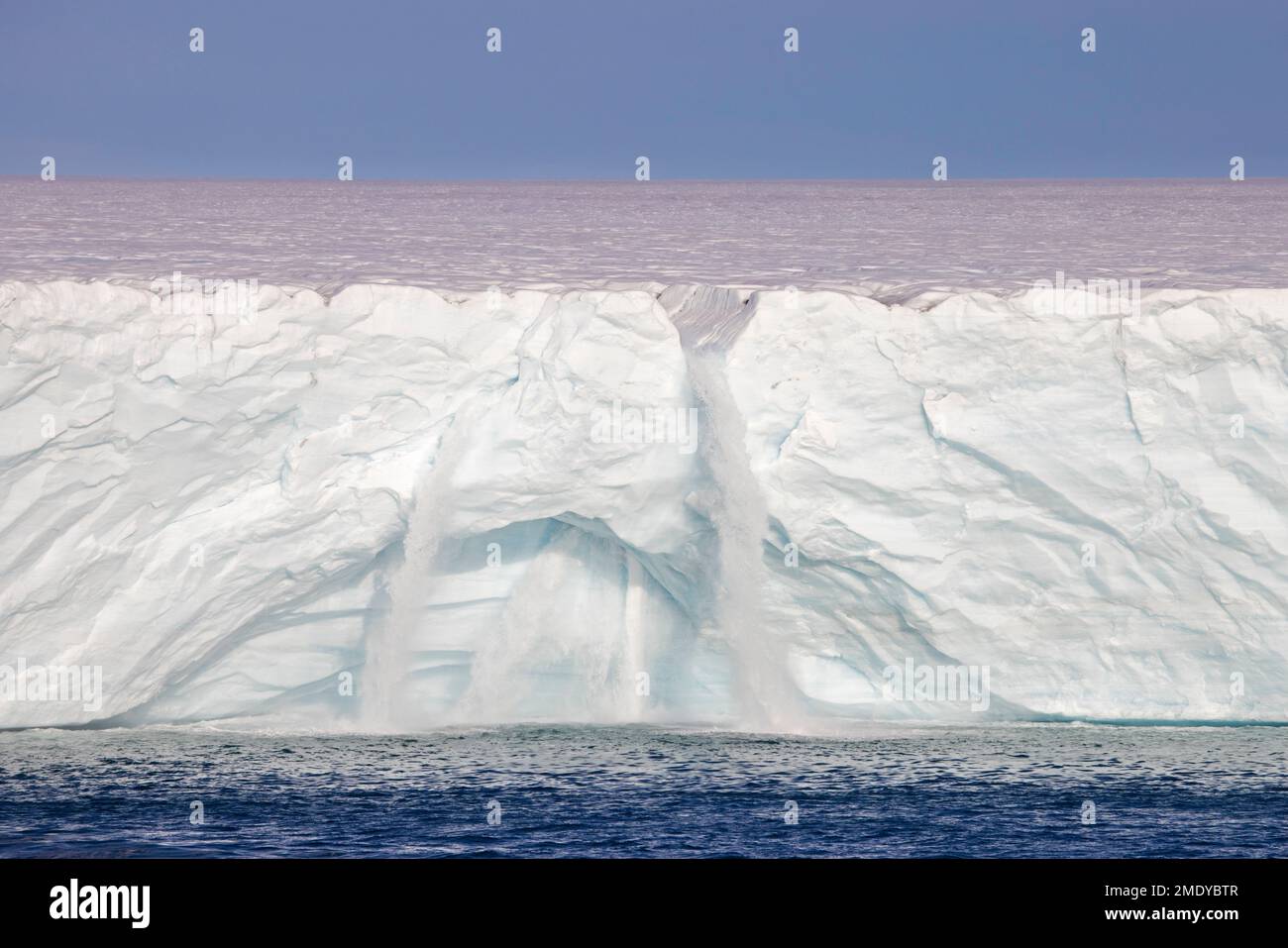 Chutes d'eau au bord du glacier de Brasvellbreen depuis la calotte ...