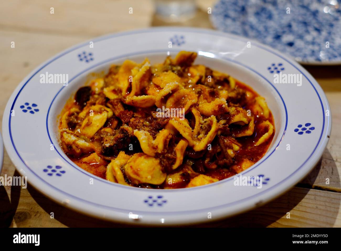Gros plan d'un bol d'Orecchiette avec un tibia de bœuf de 8 heures, une ...