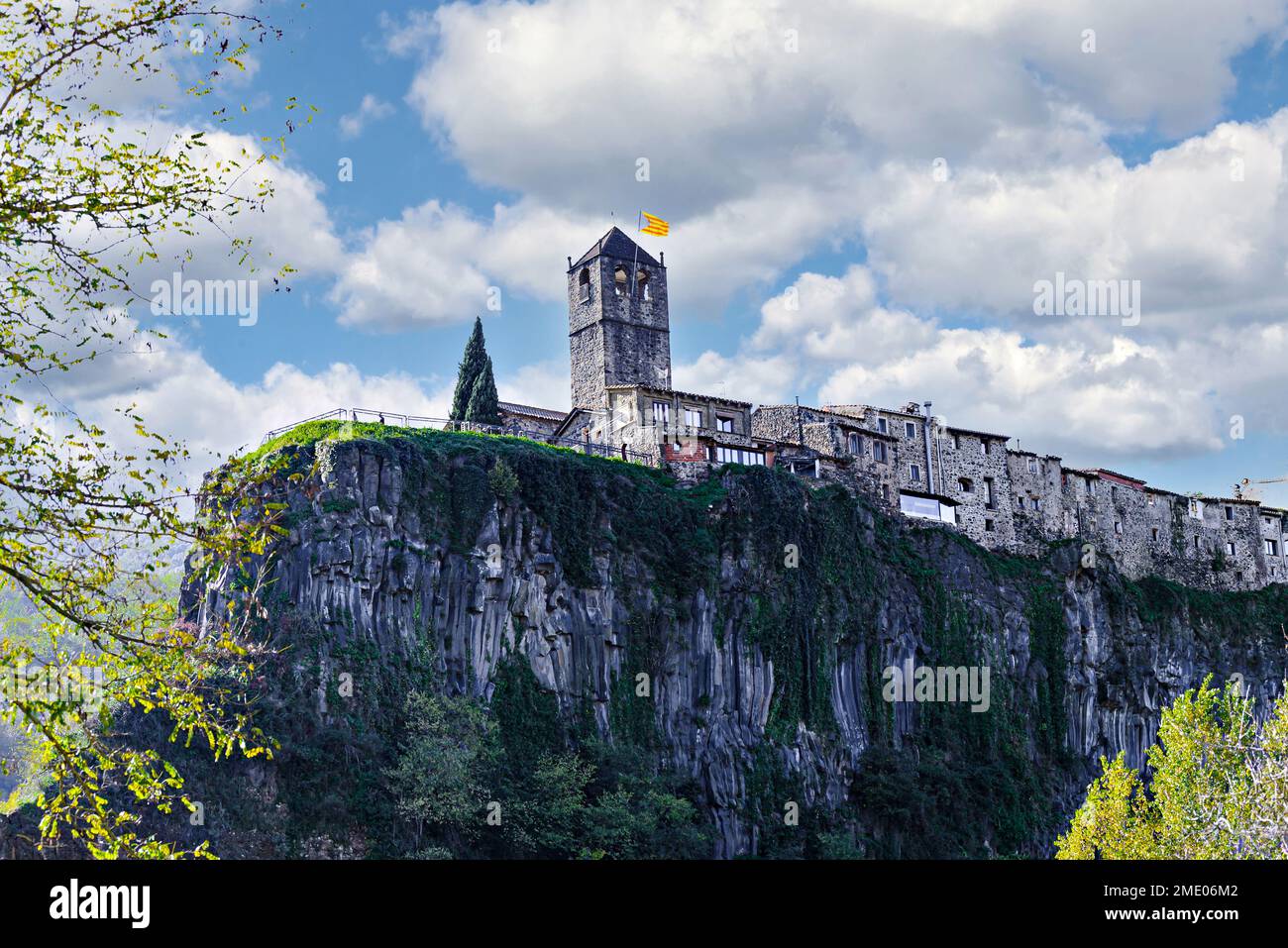 Vue sur la ville de Castellfollit de la Roca, installé sur une falaise ...