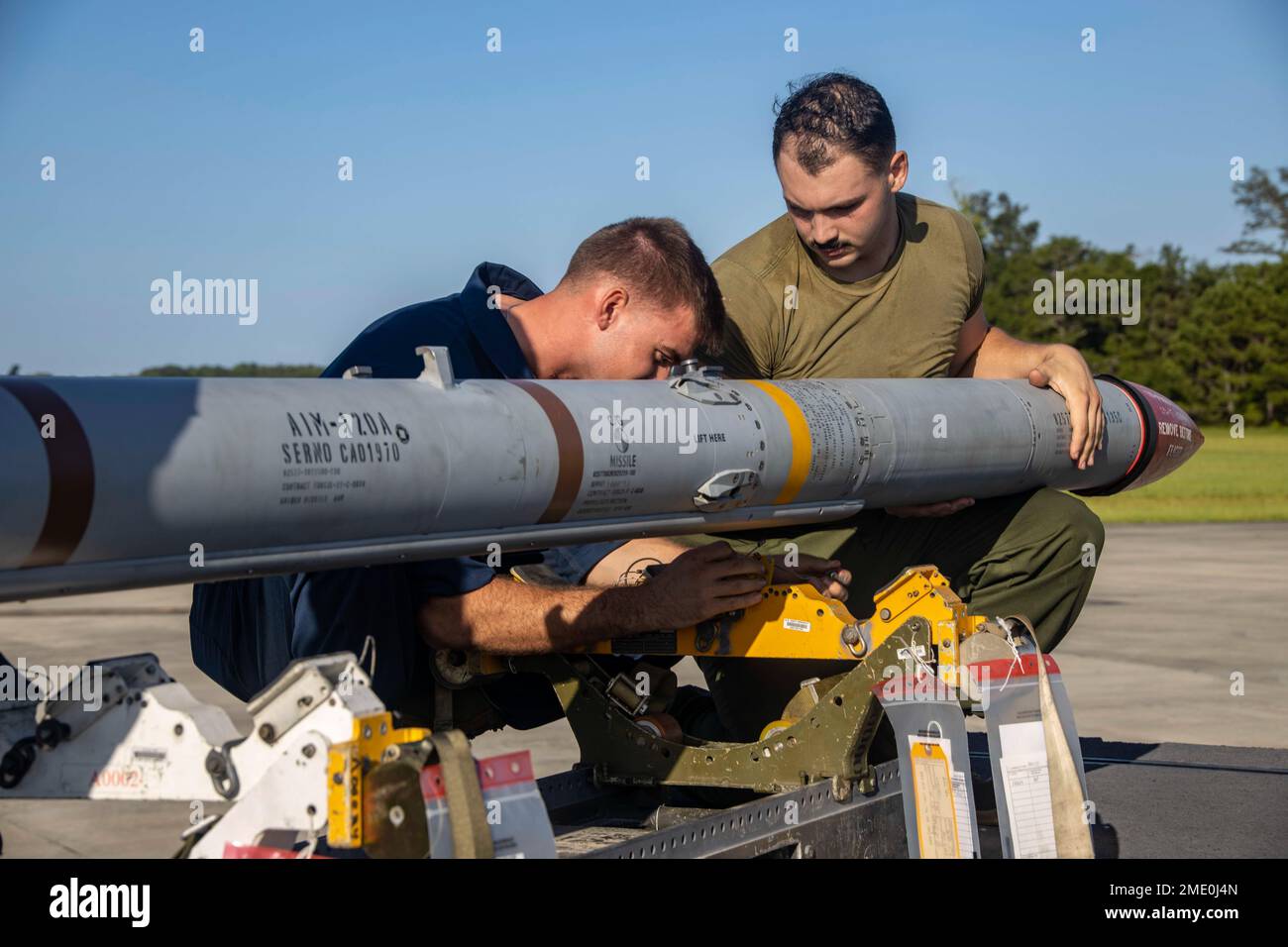 L'escadron de logistique de l'aviation maritime 31 Ordnancemen s'assure ...