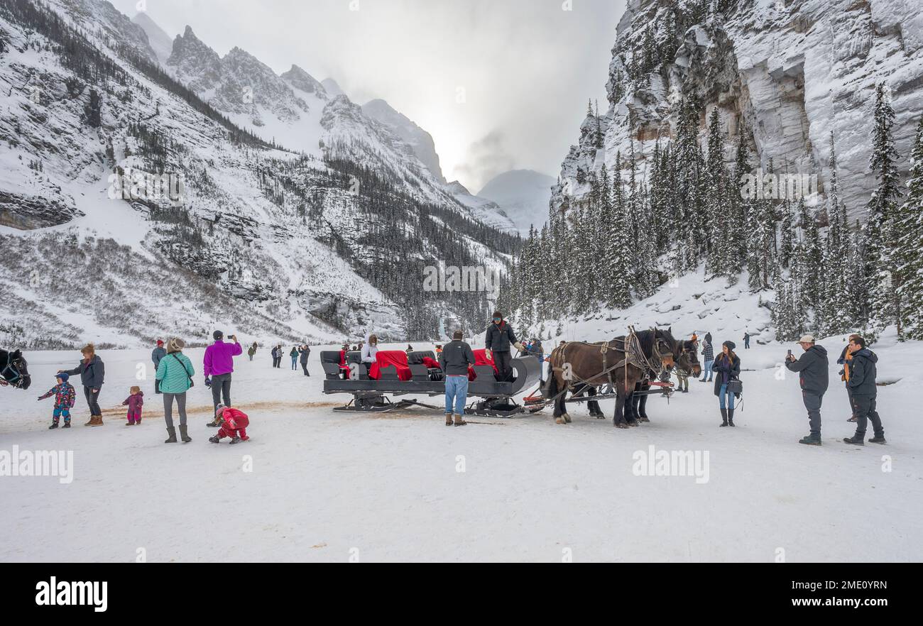 Lac Louise, Alberta, Canada – 14 janvier 2023 : les gens se rassemblent ...