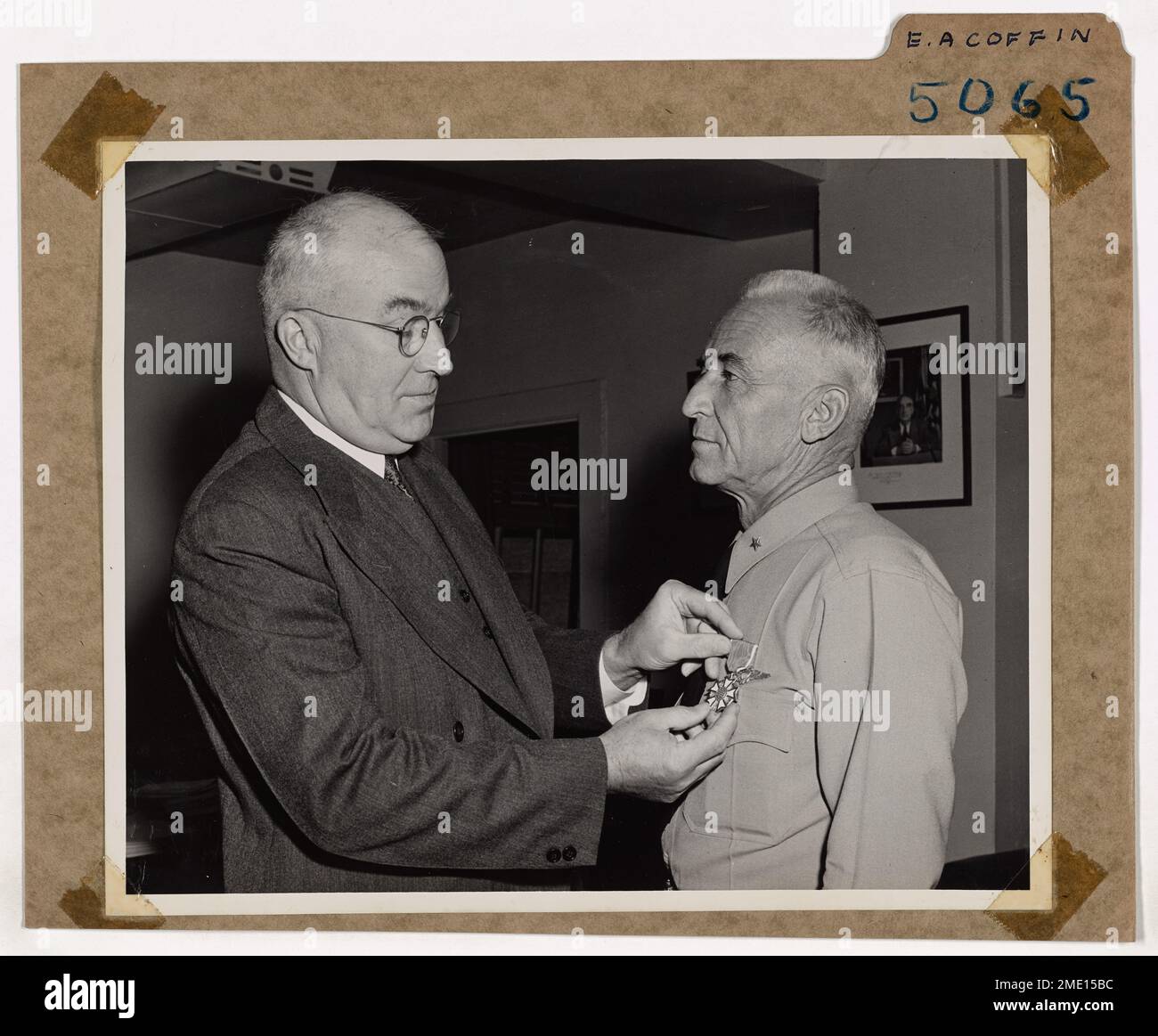 Le commodore Eugene A. Coffin reçoit la Légion du mérite. « Pour une ...