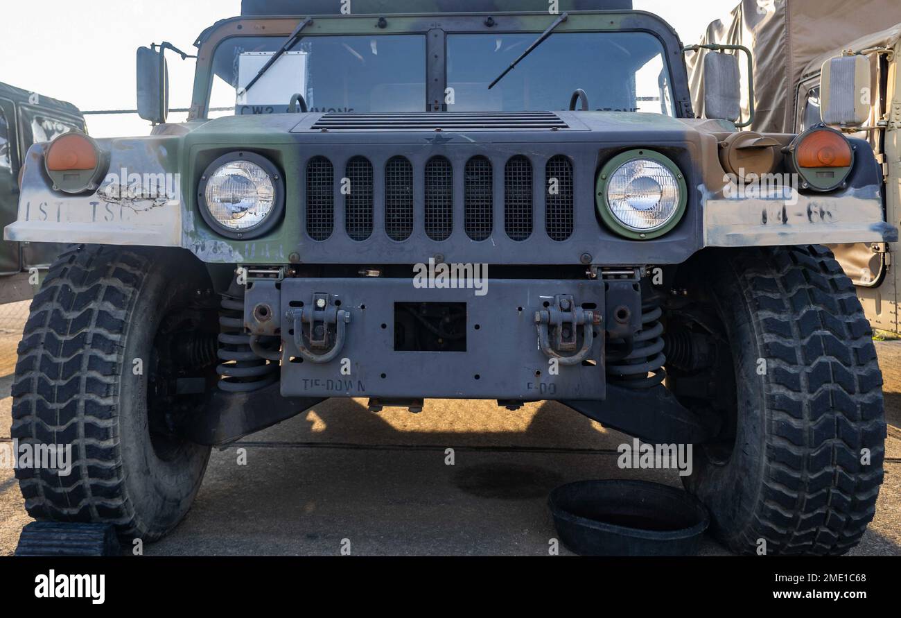 Sur la photo se trouve l'avant d'un Humvee inutilisable remis à l ...