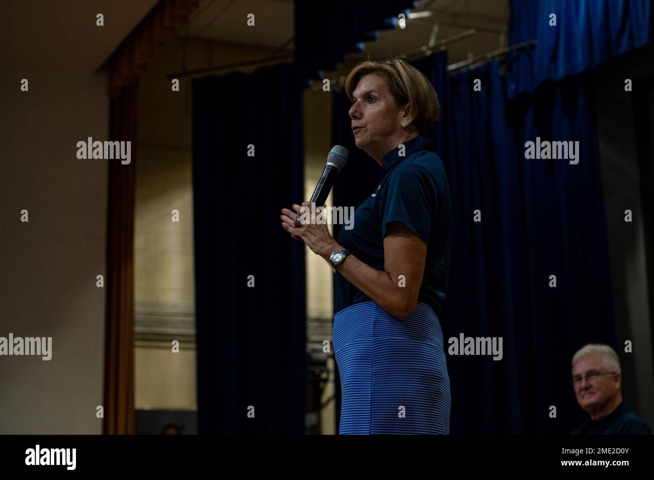 Retraité des États-Unis Le général de la Force aérienne Lori Robinson, parle lors d'un panel de ...