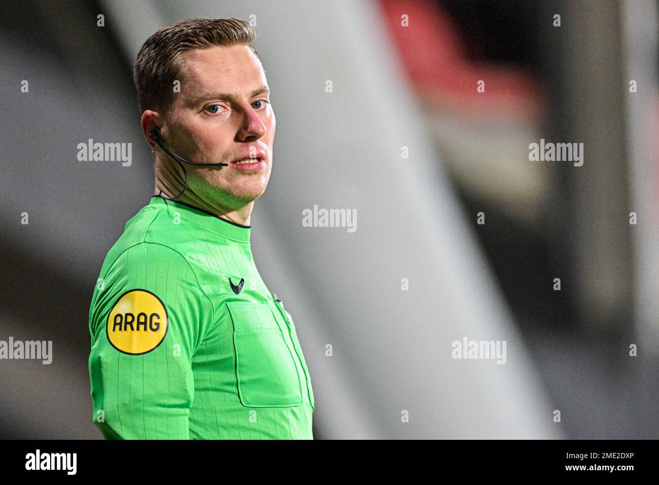 AMSTERDAM, PAYS-BAS - JANVIER 23: l'arbitre adjoint Marco Ribbink lors ...