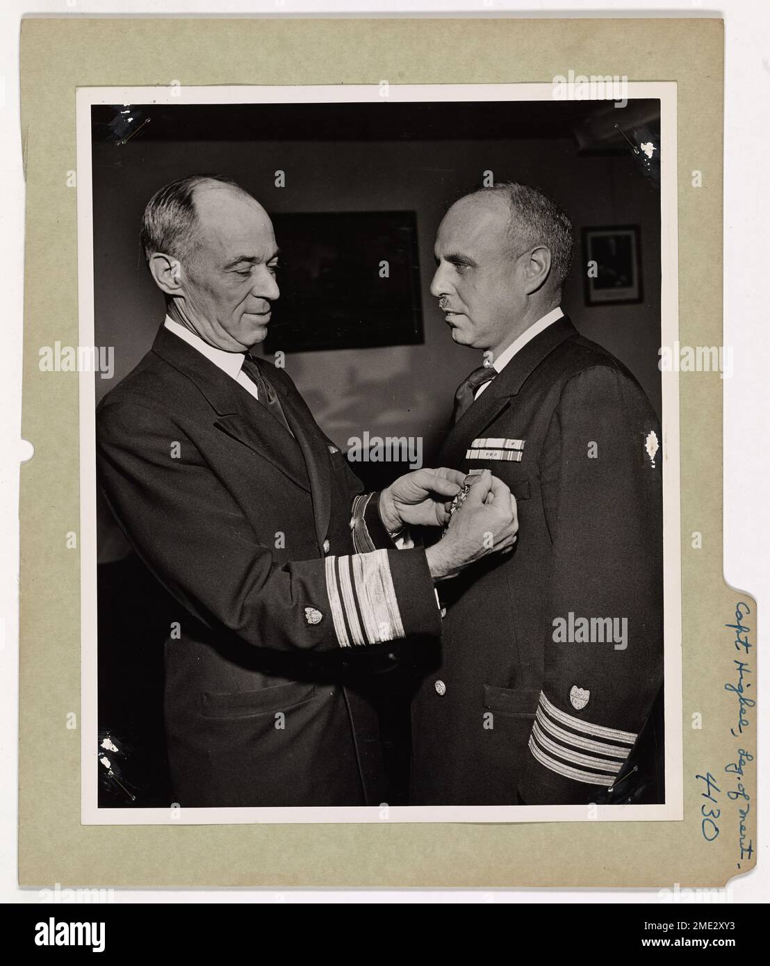 Le vice-amiral Russell R. Waesche remet au capitaine de la Garde ...