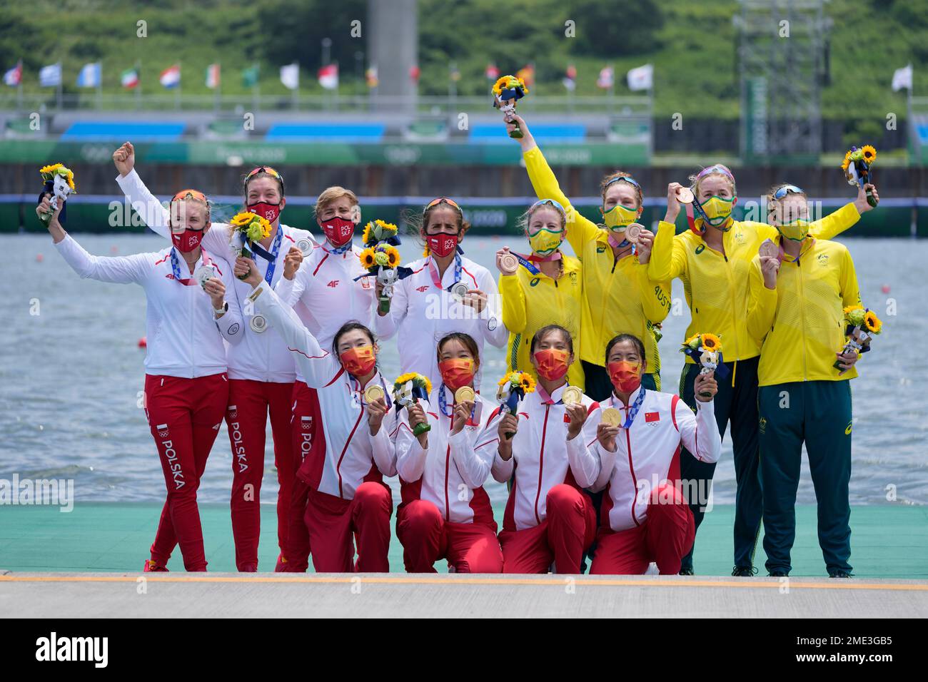 Gold medalists Chen Yunxia, Zhang Ling, Lyu Yang and Cui Xiaotong of ...