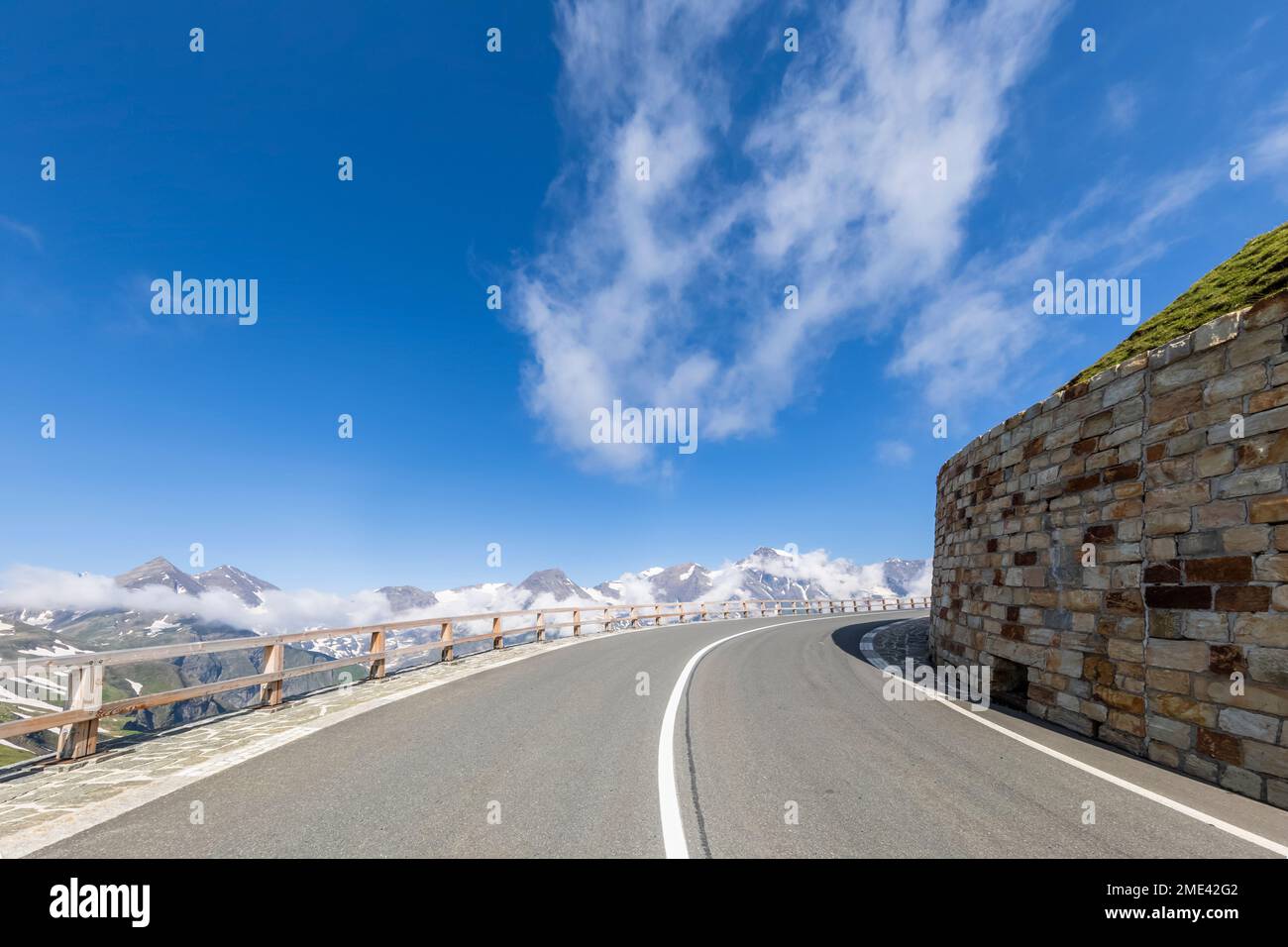 Route alpine du grossglockner fond de divers sommets Banque de ...