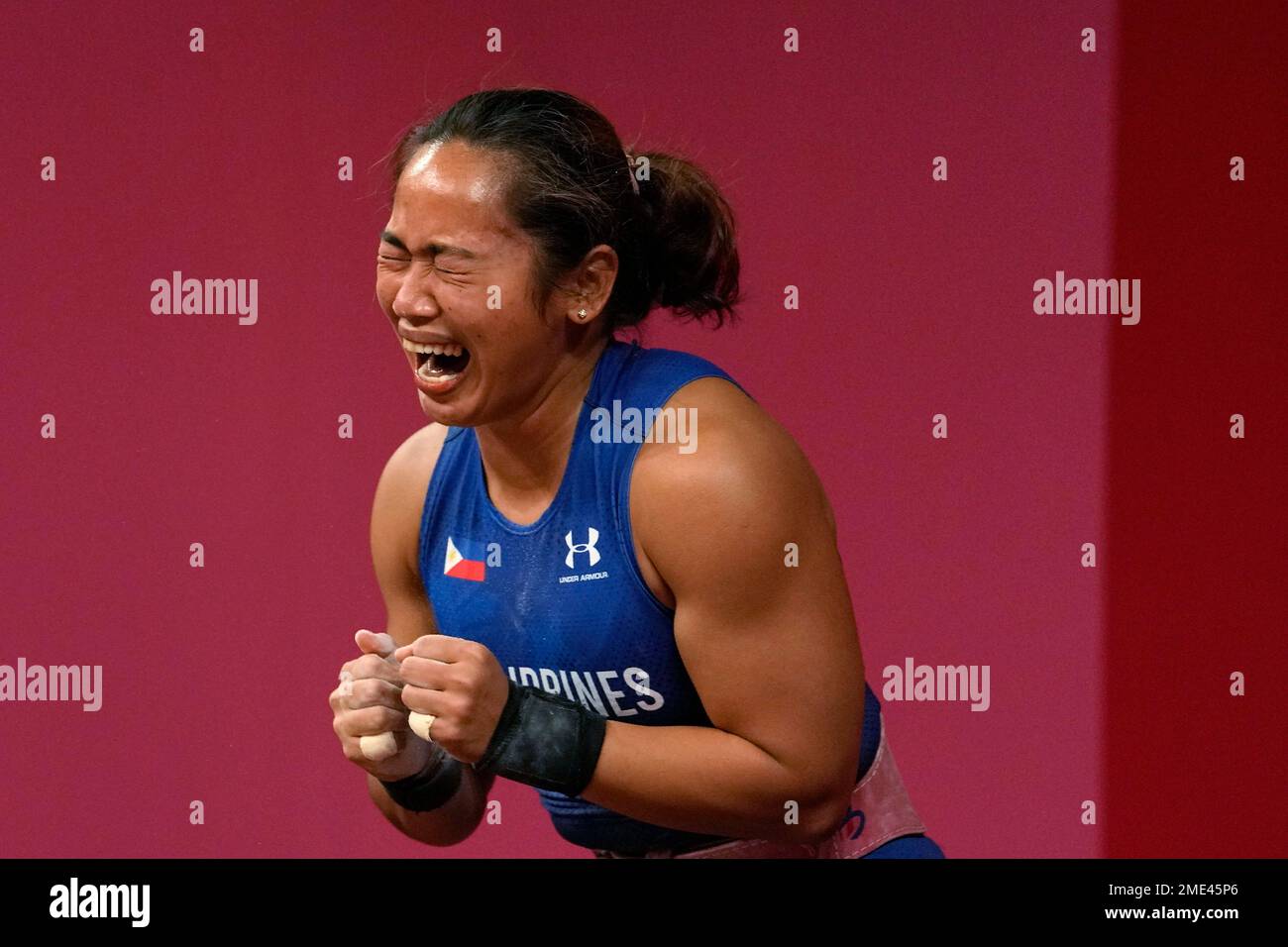 Hidilyn Diaz of Philippines celebrates as she sets the new world record ...
