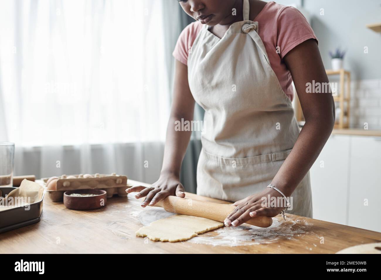 Portrait court de femme noire qui cuit une pâtisserie maison et de pâte ...