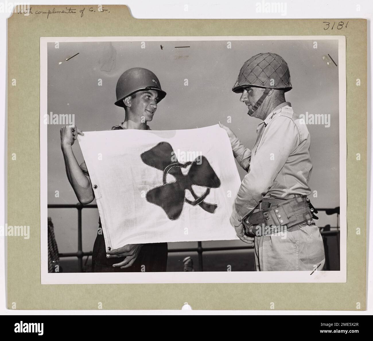 Un signaleur de la Garde côtière présente un nouveau drapeau de ...