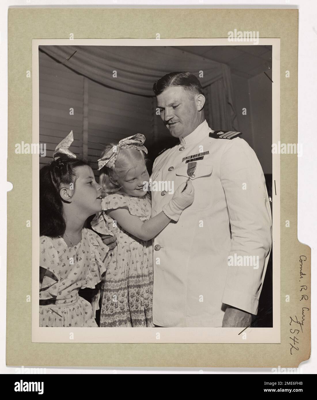 Le commandant Ralph Roy Curry de la Garde côtière américaine reçoit la ...
