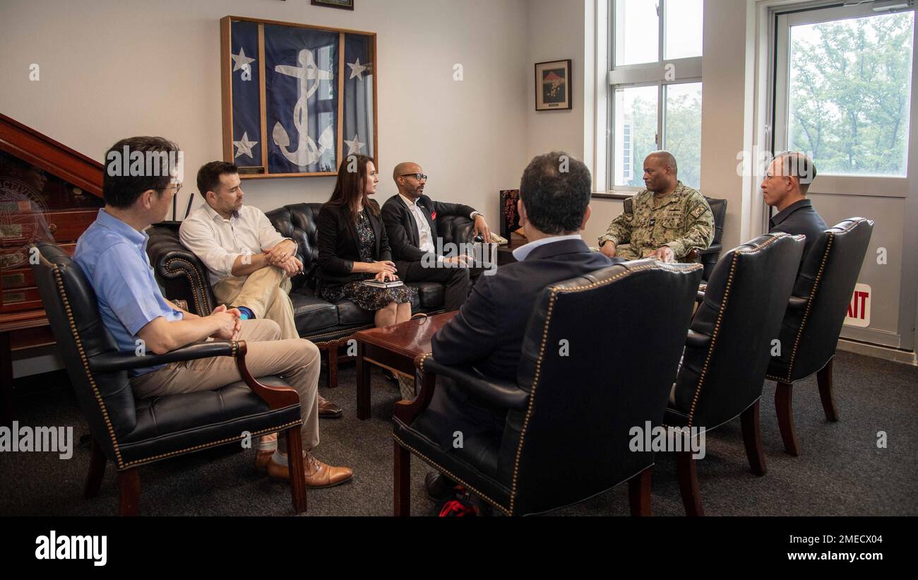 Le capitaine David Adams, commandant, Fleet Activities Sasebo (CFAS ...