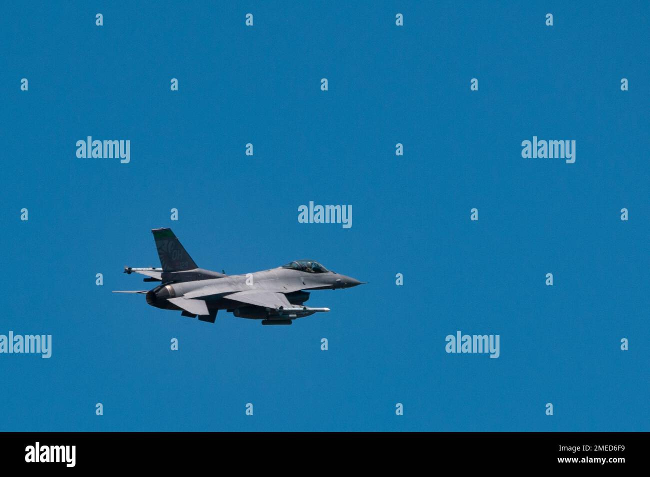 Un F-16 Fighting Falcons de la Force aérienne des États-Unis affecté à ...