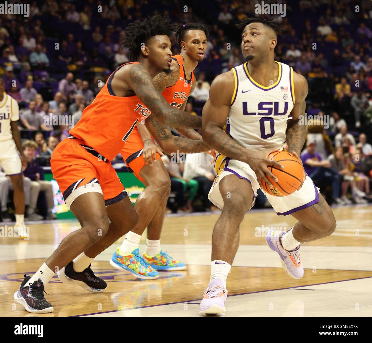 Trae Hannibal (0), garde LSU, tente de faire un pas sur le garde Auburn ...