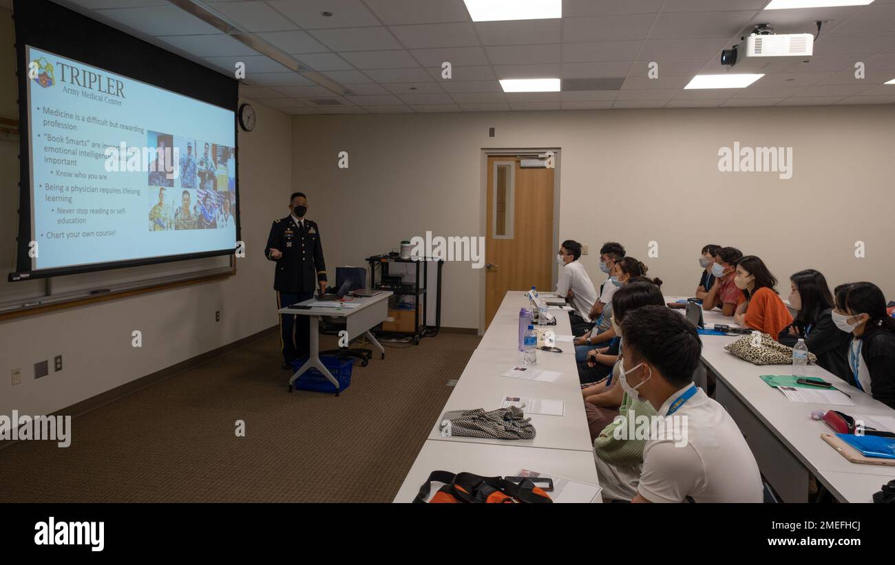 Le colonel Bruce Ong a présenté un exposé à des étudiants en médecine ...